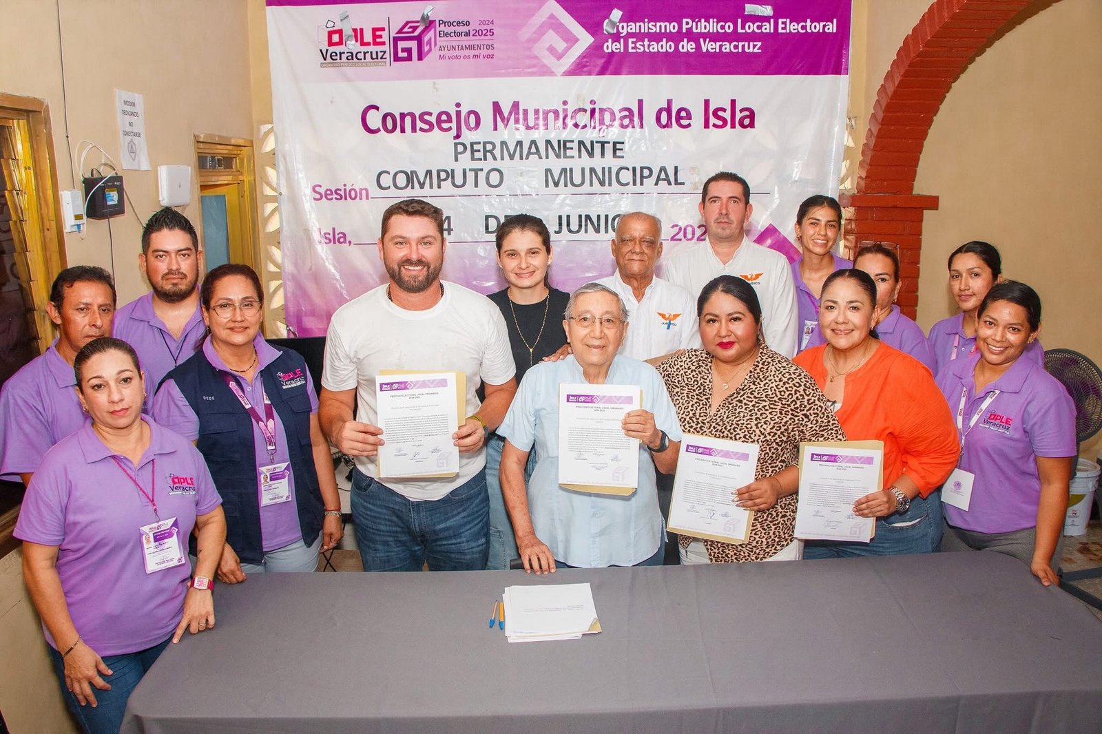 Ramón Martínez Tress arrasa en Ciudad Isla y recibe constancia de ...